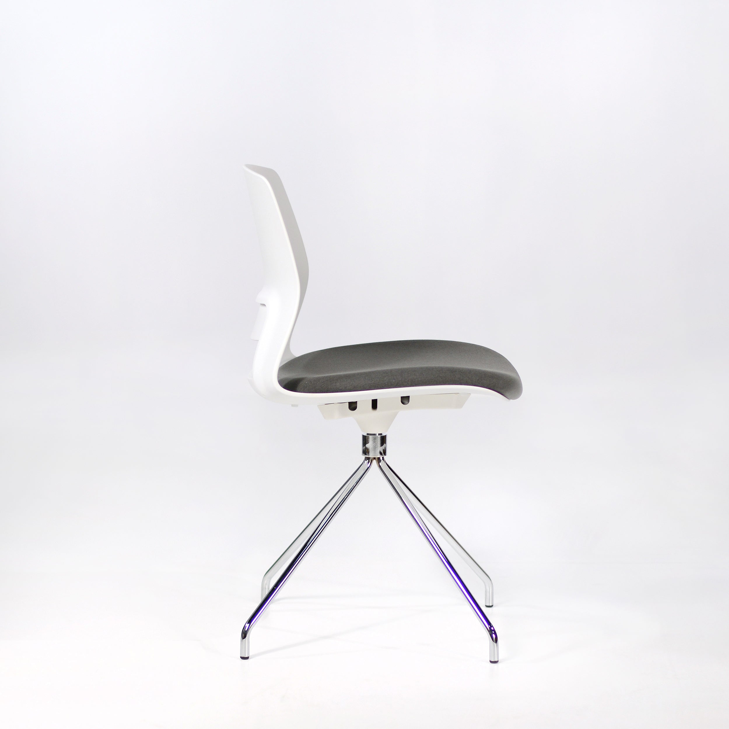 Ofifran Easy Chair in White – Spencer Interiors